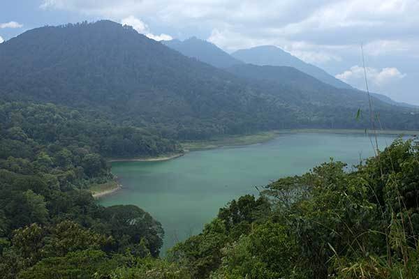 Potret Danau Kembar di Bali Utara