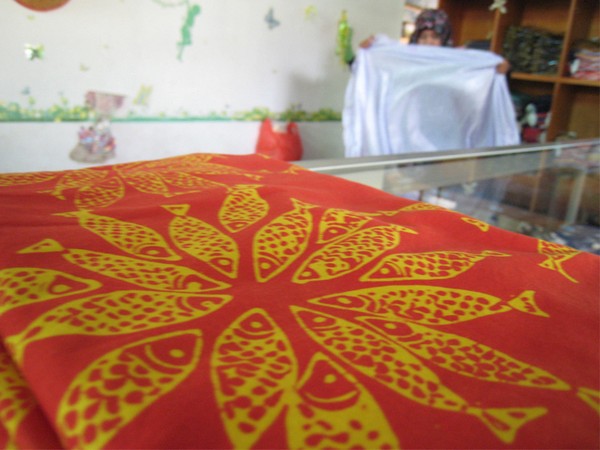 Mengintip Pembuatan Batik Belitung