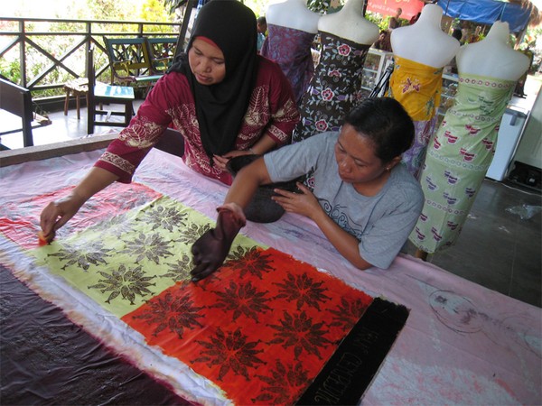 Mengintip Pembuatan Batik Belitung