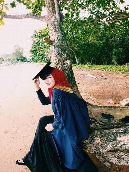 Ada Kisah Haru di Balik Foto Viral Wanita Memakai Toga di Kuburan Ada Kisah Haru di Balik Foto Viral Wanita Memakai Toga di Kuburan