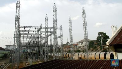 Aksi Petugas PLN Perbaiki Tower Listrik di Atas Ketinggian
