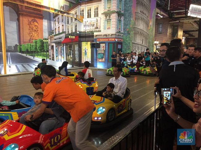 Jokowi Naik Bom-bom Car Bersama Cucu di Transmart Bogor