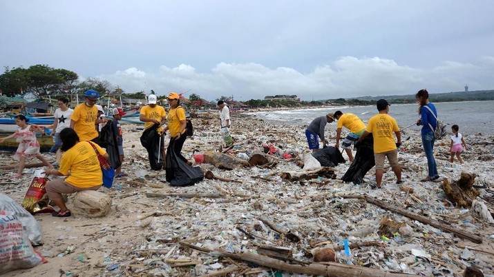 1,14 Ton Sampah Terkumpul dari Laut RI Dalam Sehari