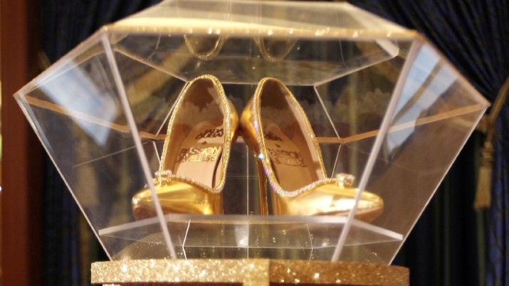 Ada yang Mau Nikah Pakai Sepatu Kaca Harga Ratusan Juta