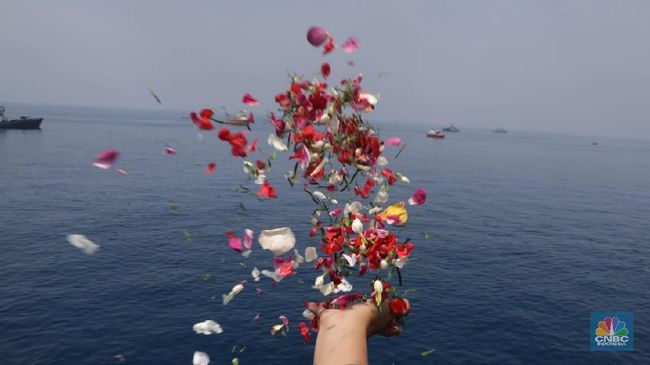 Momen Haru Saat Tabur Bunga Korban Jatuhnya Lion Air JT-610