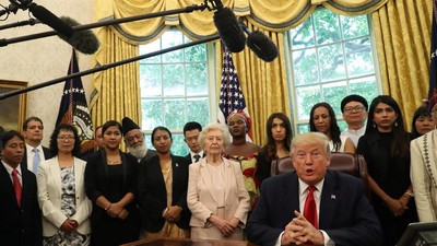 Mengapa Trump Cinta Mati Suku Bunga Negatif? Ini Alasannya!