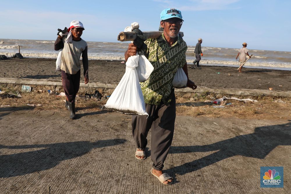 Nelayan Jadi Buruh Angkut Akibat Tumpahan Minyak Pertamina, - Foto 1