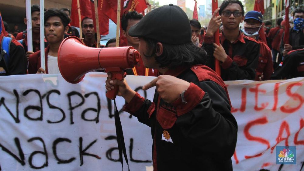 Penampakan Ratusan Mahasiswa yang Bersiap Demo di Sekitar DPR - Foto 5 Penampakan Ratusan Mahasiswa yang Bersiap Demo di Sekitar DPR - Foto 5