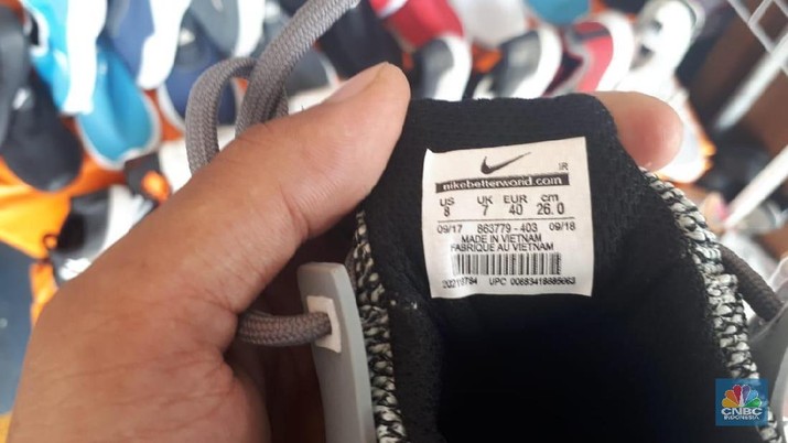 Obrak-abrik Pasar RI, Sepatu KW Vietnam Dijual Rp 150 Ribu