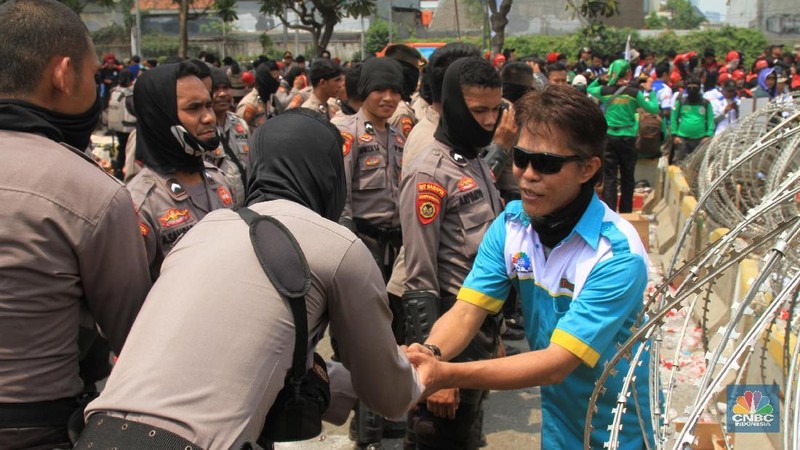 Demo Kilat Buruh, Massa Bubar Setelah Aksi 3 Jam Demo Kilat Buruh, Massa Bubar Setelah Aksi 3 Jam