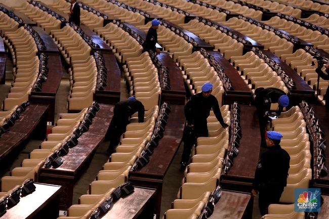 Penampakan Aparat yang Sisir Seluruh Ruangan DPR/MPR