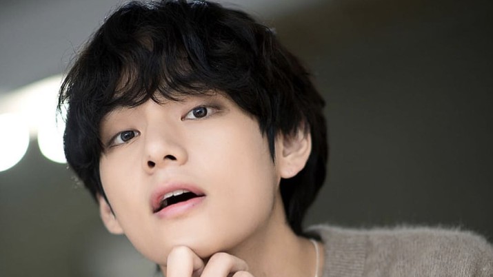 V BTS Positif Covid-19, Gejalanya Sakit Tenggorokan & Demam