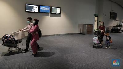 Penampakan Bandara Soekarno-Hatta yang Penuh Orang Bermasker