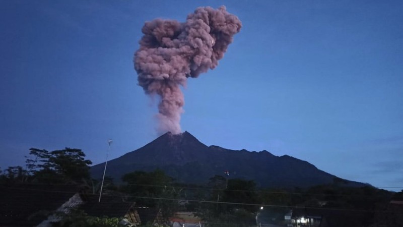 Begini Penampakan Erupsi Gunung Merapi yang Mencapai 2.000 M