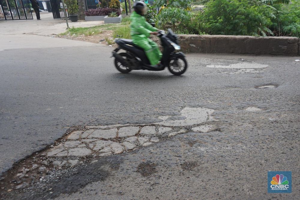 Awas! 'Ranjau' Jalan Berlubang di Kalimalang - Foto 2 Awas! 'Ranjau' Jalan Berlubang di Kalimalang - Foto 2