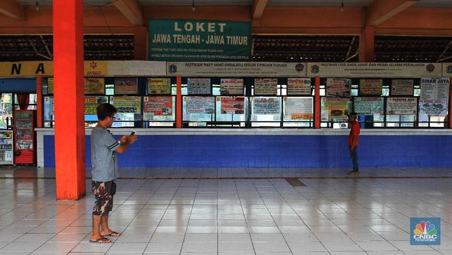 Mudik Dilarang, Terminal Kampung Rambutan Bak Terminal 'Mati' - Foto 3