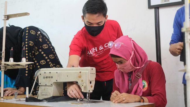 Grab Berdayakan Istri Driver Untuk Produksi Masker