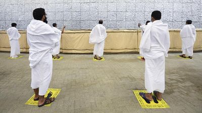 Intip Lempar Jumrah di Tengah Corona, Pakai Batu Khusus - Foto 6