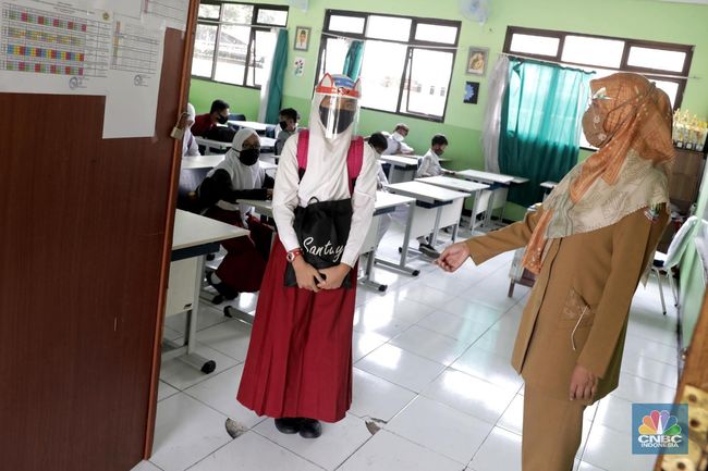 Potret Murid SMPN 2 Bekasi Belajar Tatap Muka Saat Pandemi - Foto 1