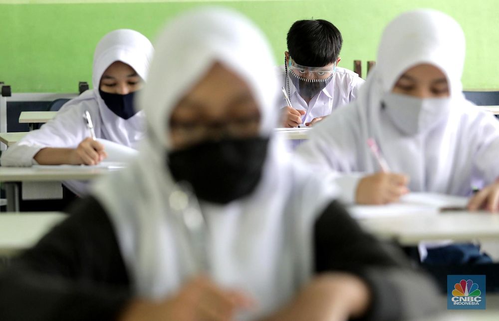 Potret Murid SMPN 2 Bekasi Belajar Tatap Muka Saat Pandemi - Foto 2