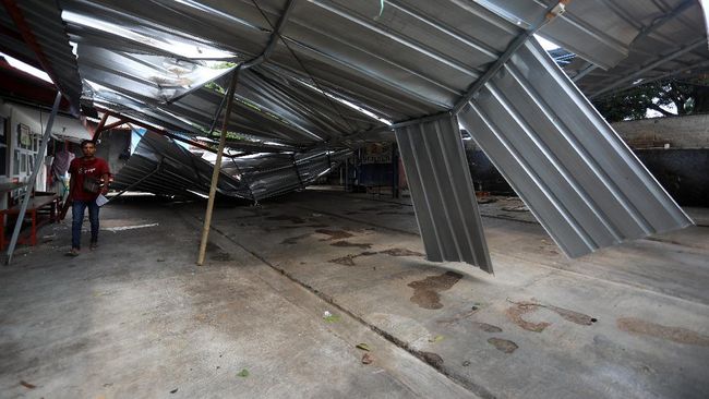 Puluhan Rumah Rusak di Depok Diterjang Angin Puting Beliung Puluhan Rumah Rusak di Depok Diterjang Angin Puting Beliung
