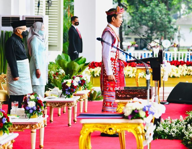 Gaya Jokowi Berbaju Adat NTT di Upacara HUT RI ke 75