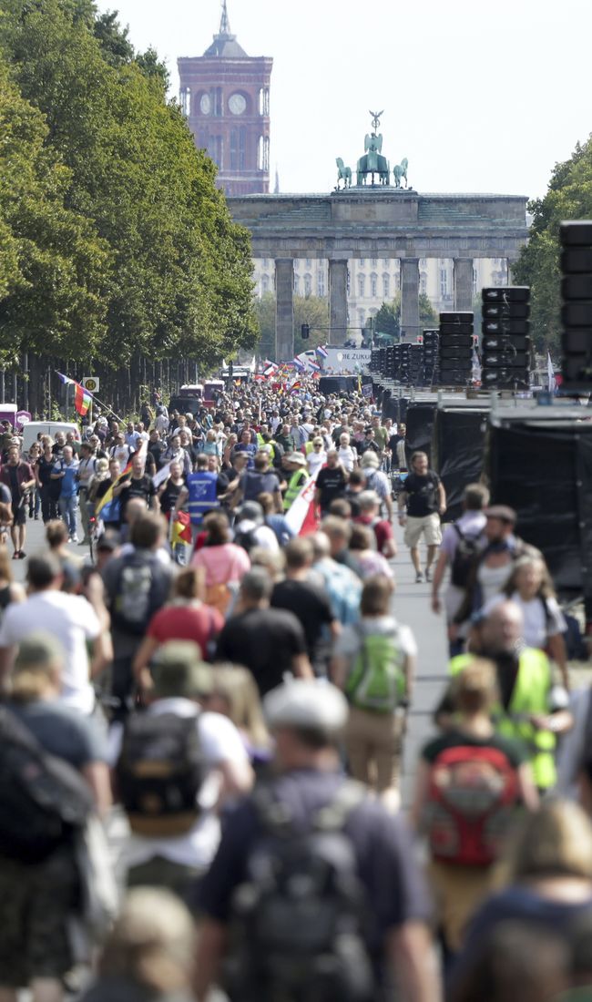 Tak Percaya Covid Exist, Ribuan Warga Jerman 'Kepung' Berlin