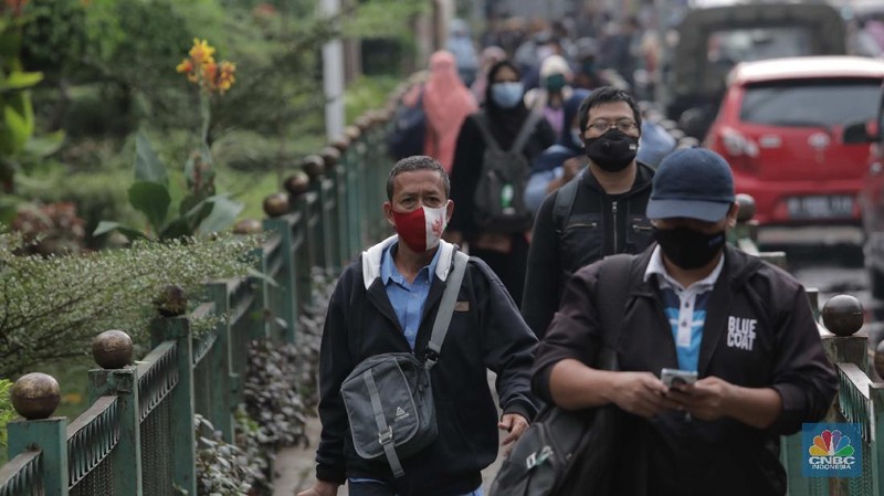 Potret Penumpang Krl Yang Cuek Pakai Masker Scuba