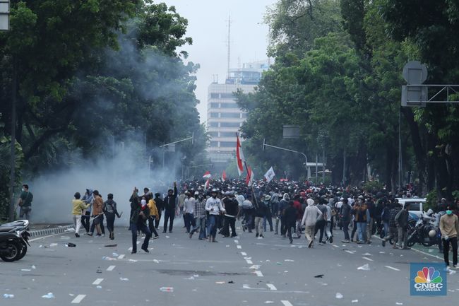 Demo Rusuh! Polisi Amankan Beberapa Pemuda di Jalan Sabang