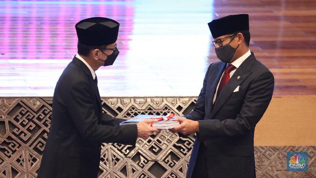 Intip Momen Akrab Wishnutama dan Sandiaga Uno Saat Sertijab - Foto 3
