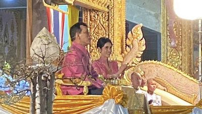 Potret Raja Thailand & Selir Sineenat Makin Mesra di Publik