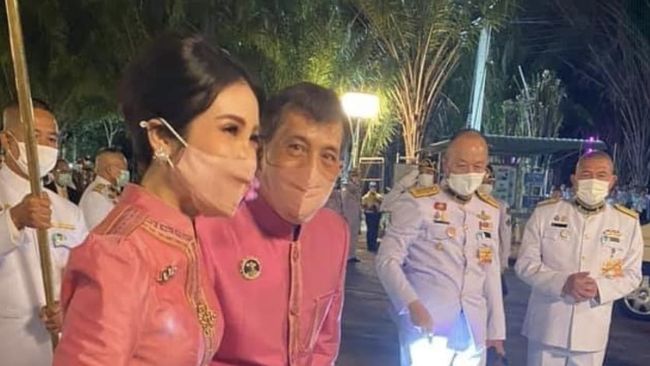 Potret Raja Thailand & Selir Sineenat Makin Mesra di Publik