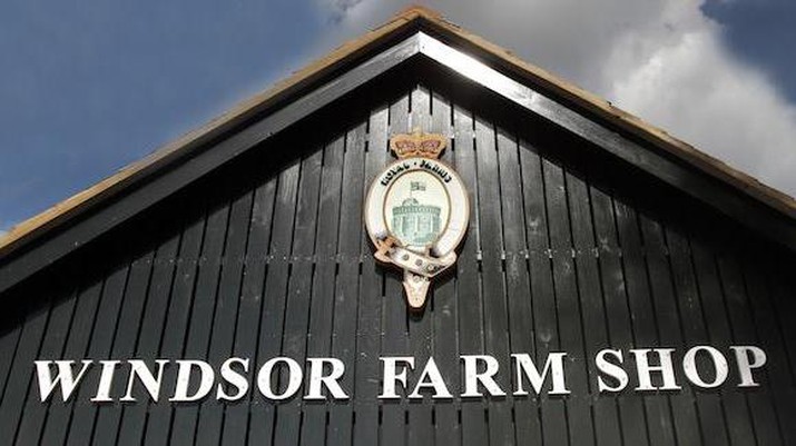 Wow! Toko Ratu Elizabeth II 'Jualan' Infused Water Ganja Gaes