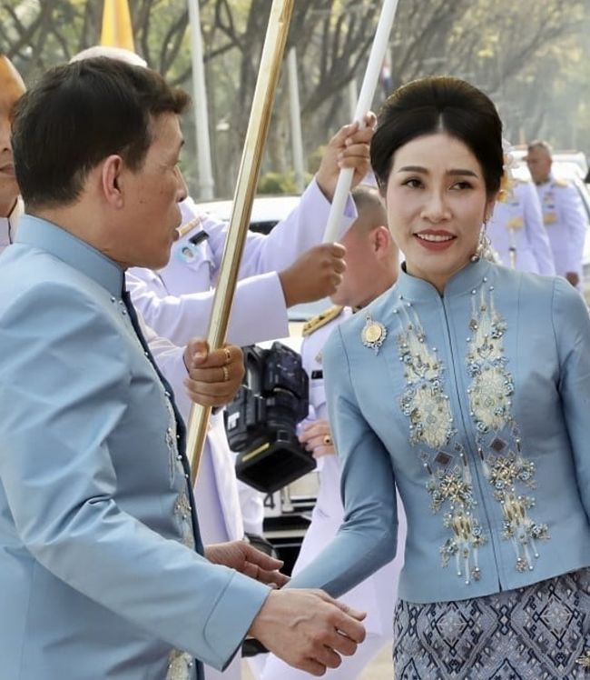 Potret Terbaru Raja Thailand & Selir, Makin Mesra di Publik - Foto 6