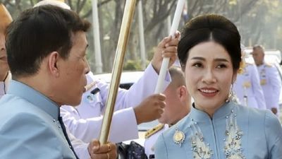 Potret Terbaru Raja Thailand & Selir, Makin Mesra di Publik - Foto 6