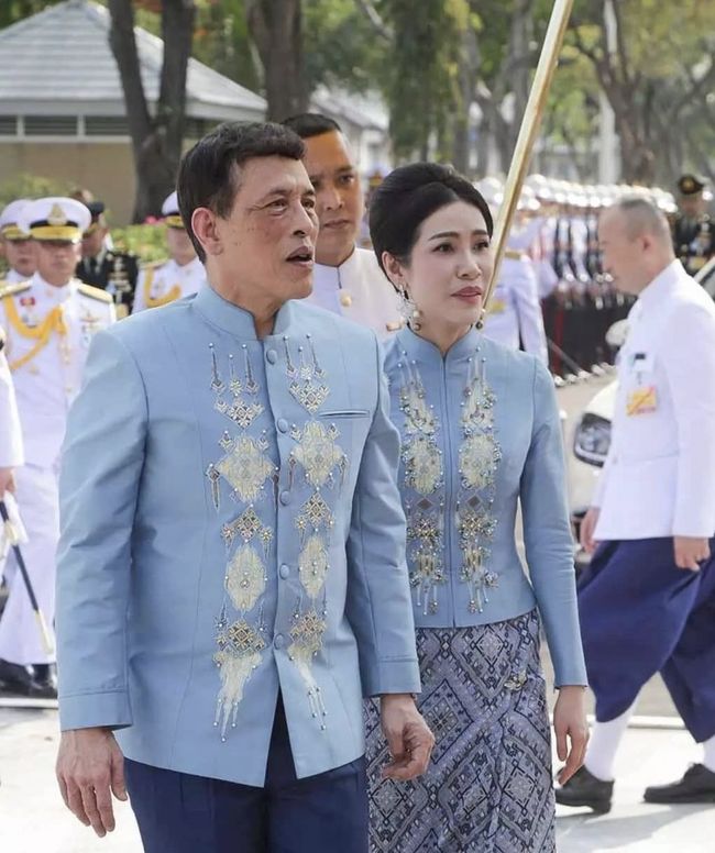 Digoyang, Raja Thailand Plesiran ke Jerman Bawa Anjing Pudel