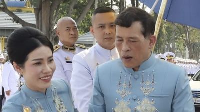Potret Terbaru Raja Thailand & Selir, Makin Mesra di Publik - Foto 6