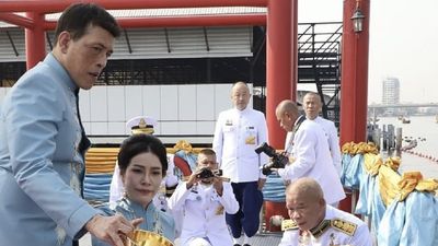 Potret Terbaru Raja Thailand & Selir, Makin Mesra di Publik - Foto 6