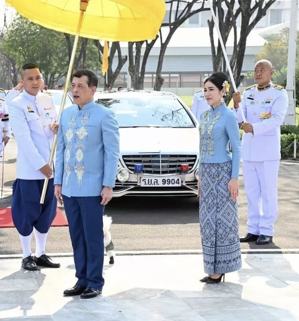 Potret Terbaru Raja Thailand & Selir, Makin Mesra di Publik - Foto 6