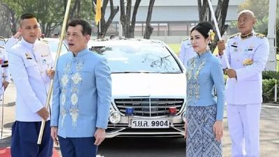 Potret Terbaru Raja Thailand & Selir, Makin Mesra di Publik - Foto 6