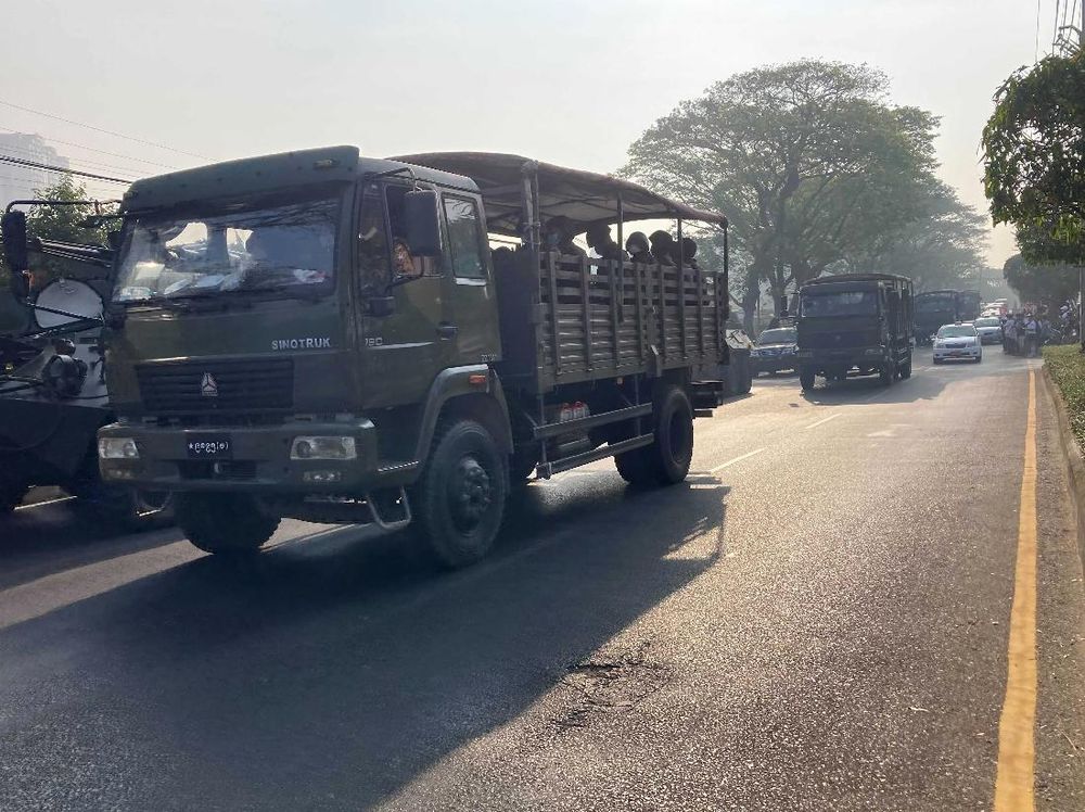 Mencekam! Penampakan Tank-tank Militer Myanmar 'Kepung' Kota - Foto 4