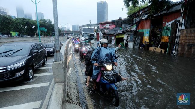 Banjir! Begini Penampakan Terkini Jalan Mampang Prapatan Raya - Foto 5