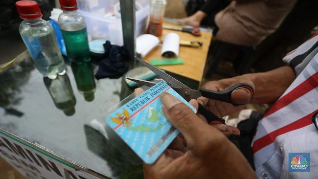 Pria ini Dapat 'Cuan' dari Bisnis Servis KTP Elektronik