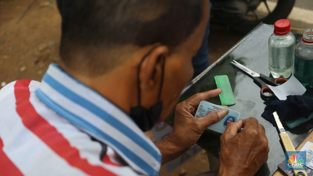 Pria ini Dapat 'Cuan' dari Bisnis Servis KTP Elektronik - Foto 4