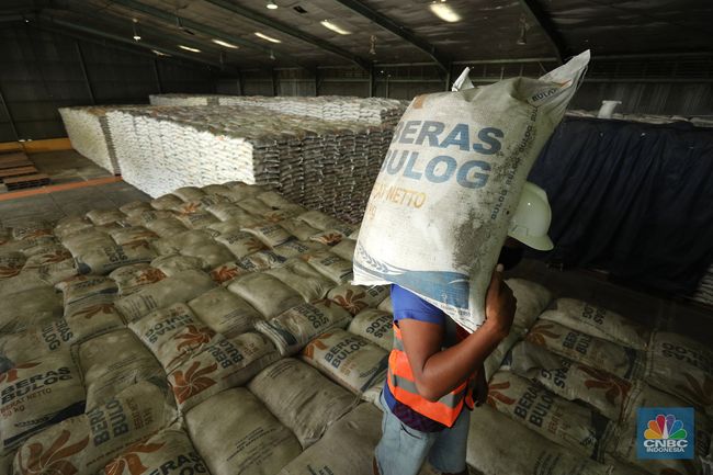 Harga Beras Terus Terbang, Saatnya Bulog Kosongkan Gudang?