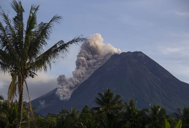 Merapi Erupsi Lagi! Lava Pijar Meluncur 1,6 Km