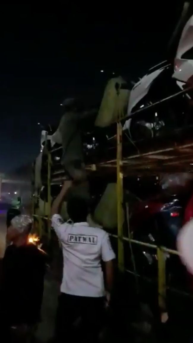 Kena Deh! Polisi Temukan Pemudik di Truk Pengangkut Motor Kena Deh! Polisi Temukan Pemudik di Truk Pengangkut Motor