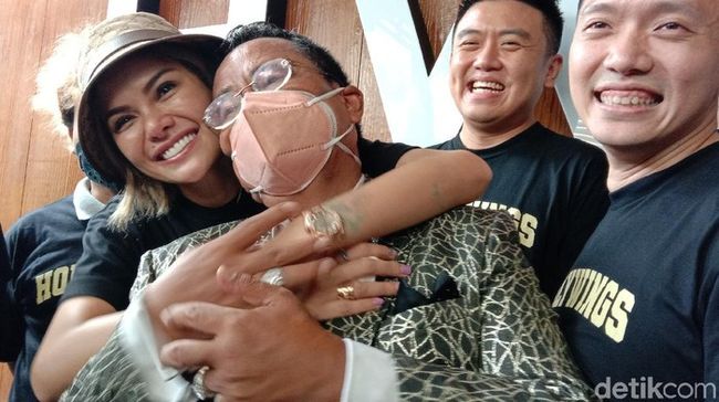 Siap-siap! Duet Hotman-Nikita Mirzani Mau Bawa Holywings IPO