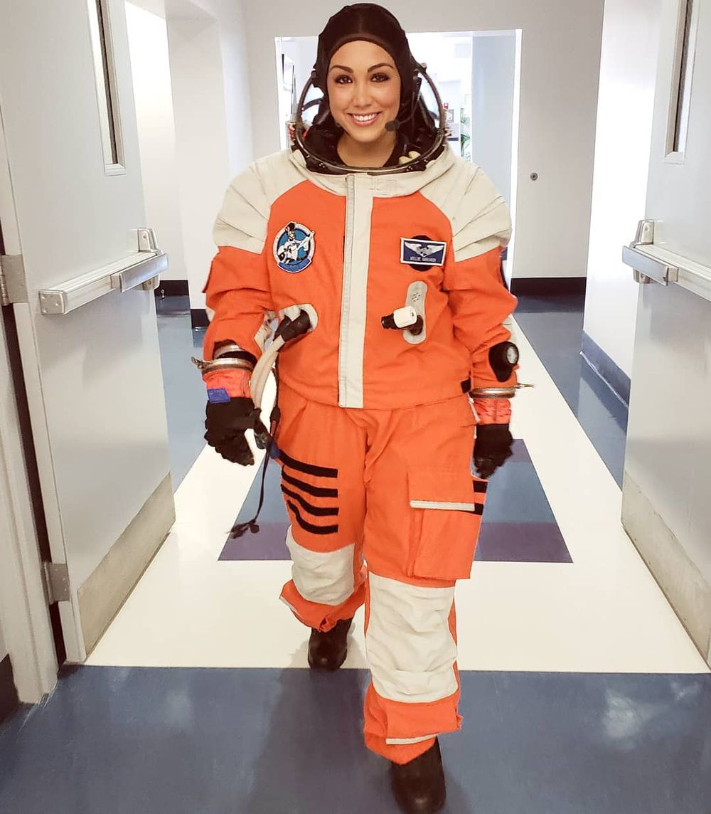 Ini Kellie, Ilmuwan Cantik yang Siap Terbang Keluar Angkasa - Foto 1