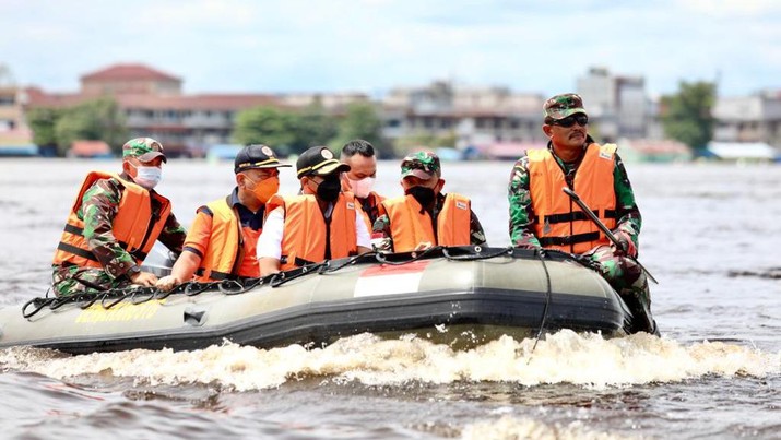 Kepala BNPB Tinjau Banjir di Kalteng dan Kalbar